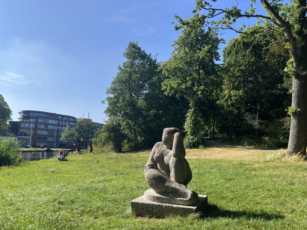 Vrouw op het gazon | column Bertus Bakker | 21 07 2023 - Historische ...